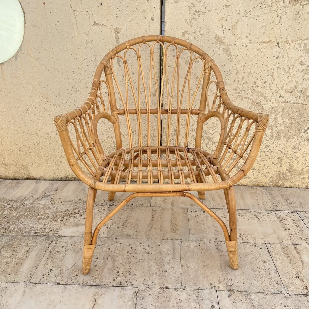 Conjunto de mesa y sillas para terraza de mimbre.